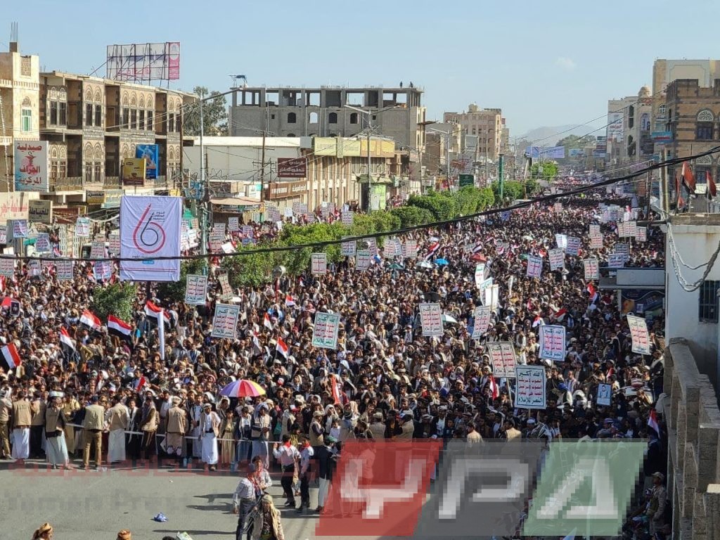 مسيرة كُبرى في صنعاء تؤكد استمرار الرد على التحالف حتى إيقاف العدوان